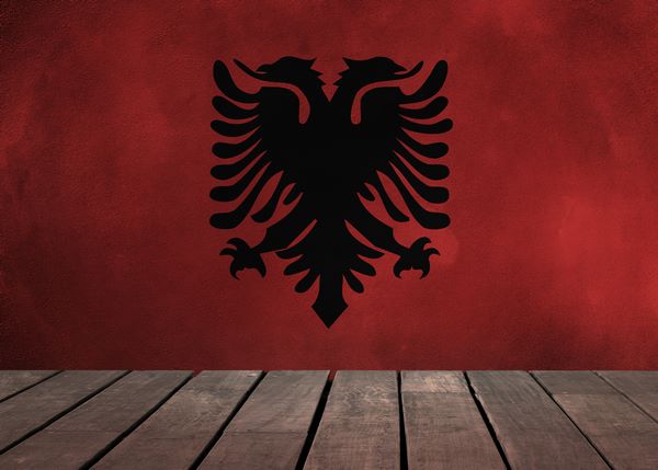 Zastava Albanije i drvena podloga – Posteraj - štampa i uramljivanje