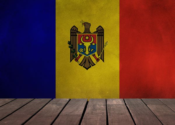 Zastava Angole i drvena podloga – Posteraj - štampa i uramljivanje
