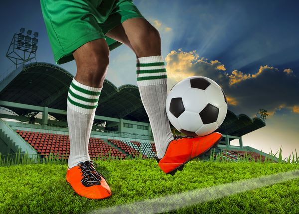 Fudbal fotografije lopta na stopalu – Posteraj - štampa i uramljivanje